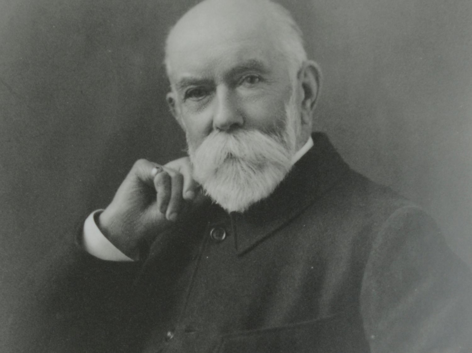 Mastering Luxury: Burberry Marketing Strategies & Marketing Mix